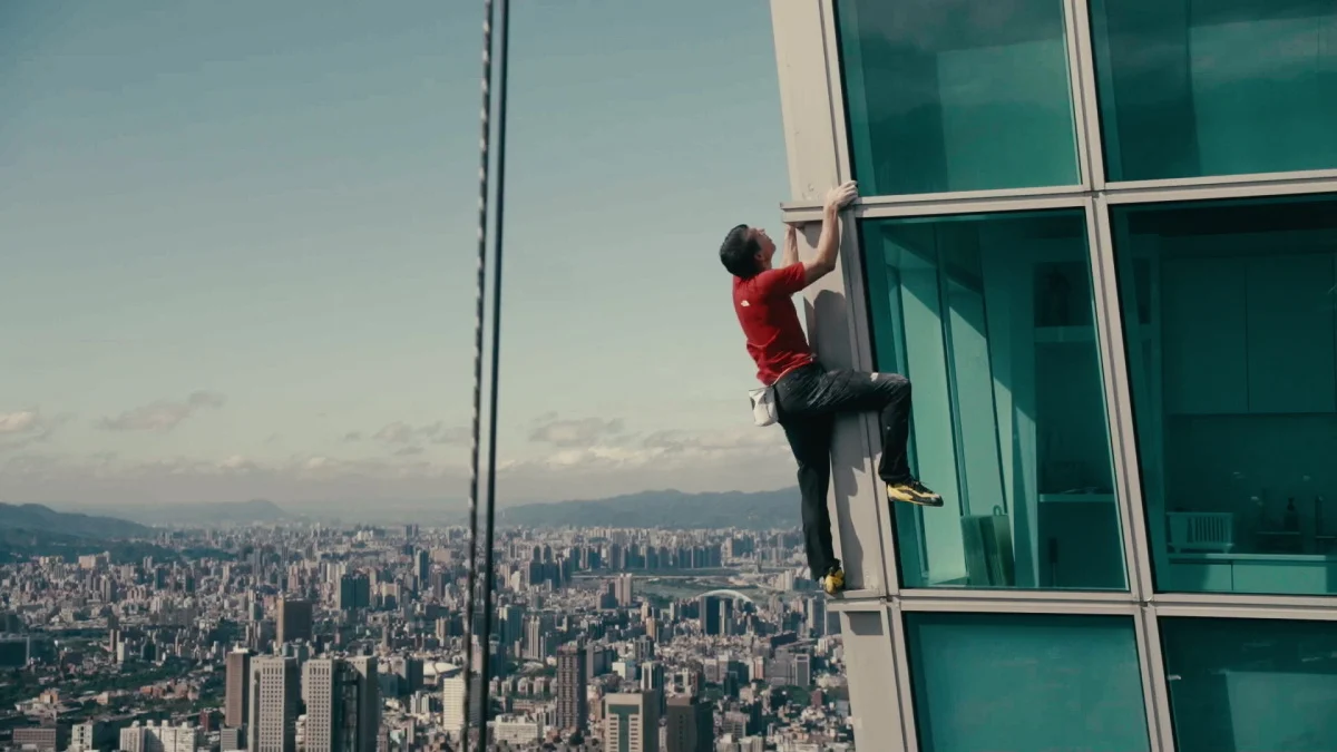 Alex Honnold free solos Taipei 101 skyscraper live - Media Talk Africa